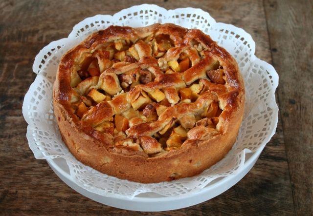 Klassieke appeltaart van harde wener deeg en amandelspijs